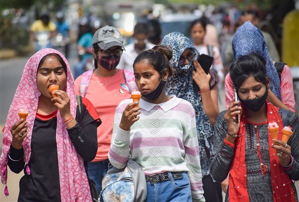 How People Are Beating The Hot-Summer Heat In India; See Visuals Photos ...