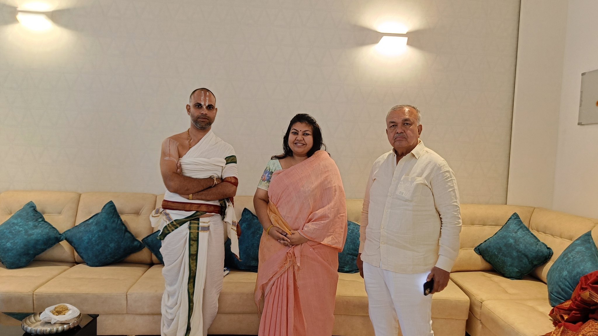 Karantaka Elections: ತಿರುಮಲ ದೇವಸ್ಥಾನದ ಅರ್ಚಕರನ್ನು ಮನೆಗೆ ಕರೆಸಿ ಆಶೀರ್ವಾದ ...