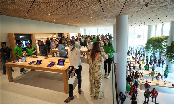 People Visit India's First Apple Retail Store After Its Opening, At BKC ...