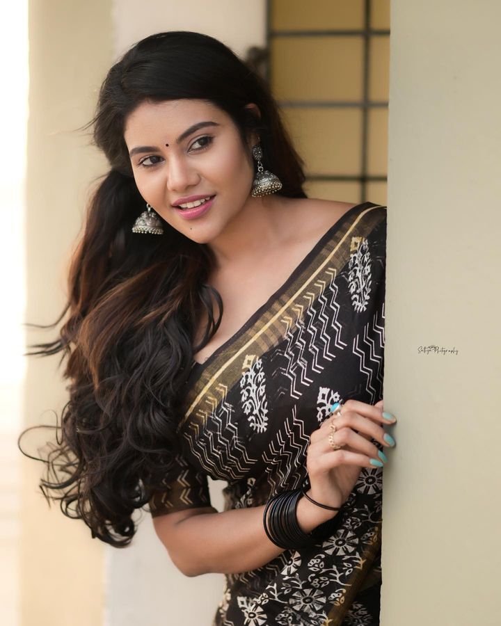 PHOTOS : மறைந்திருந்து பார்க்கும் மர்மமென்ன.. அசத்தும் நிவிஷாவின் ...