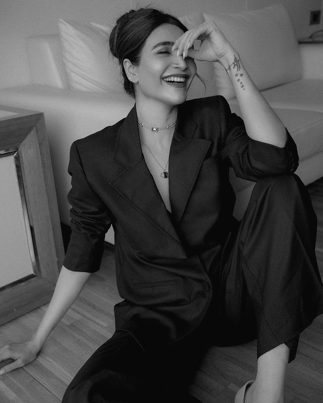 Photos: करिश्मा तन्ना का 'फैशन स्टेटमेंट' है काफी जबरदस्त, तस्वीरें देख ...