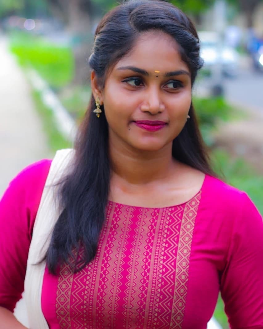 PHOTOS : ஸ்லீவ் லேஸ் உடையில் அசத்தும் விஜய் டிவி ரோஜா ஸ்ரீ.. லேட்டஸ்ட் கலக்கல் பிக்ஸ் இதோ ...