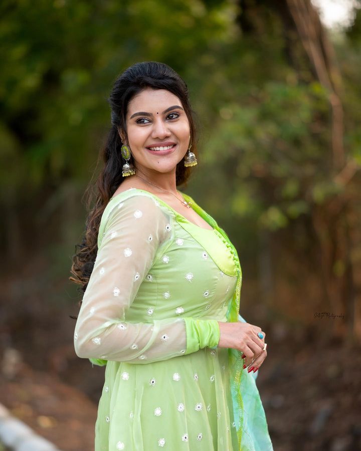 PHOTOS : தேவதை அவள் ஒரு தேவதை.. சுடிதாரில் கலக்கும் சீரியல் நடிகை ...