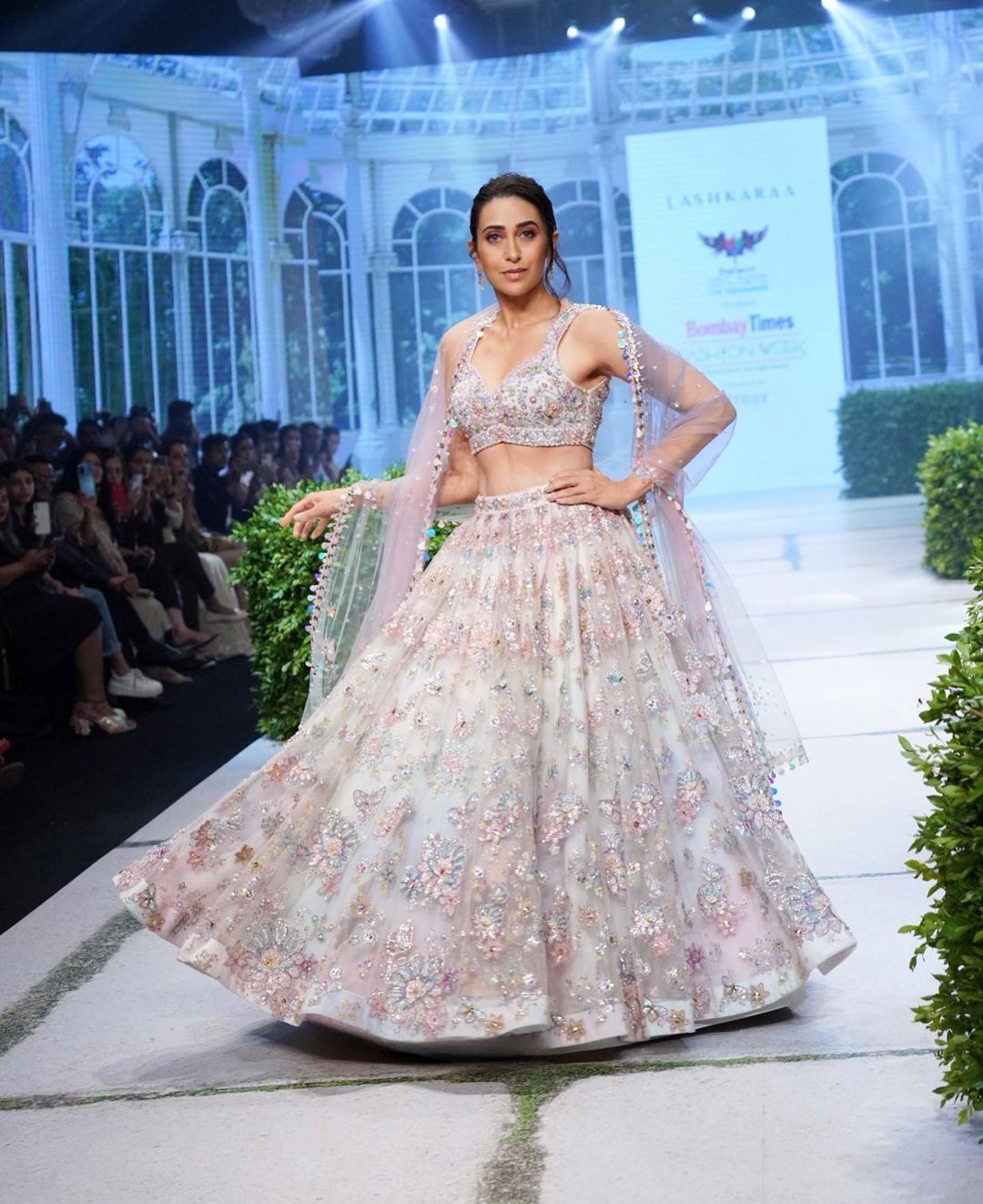 photos : டைட் கவுனில் மனதை மயக்கும் கரிஷ்மா கபூர்.. கலக்கலான நச் ...