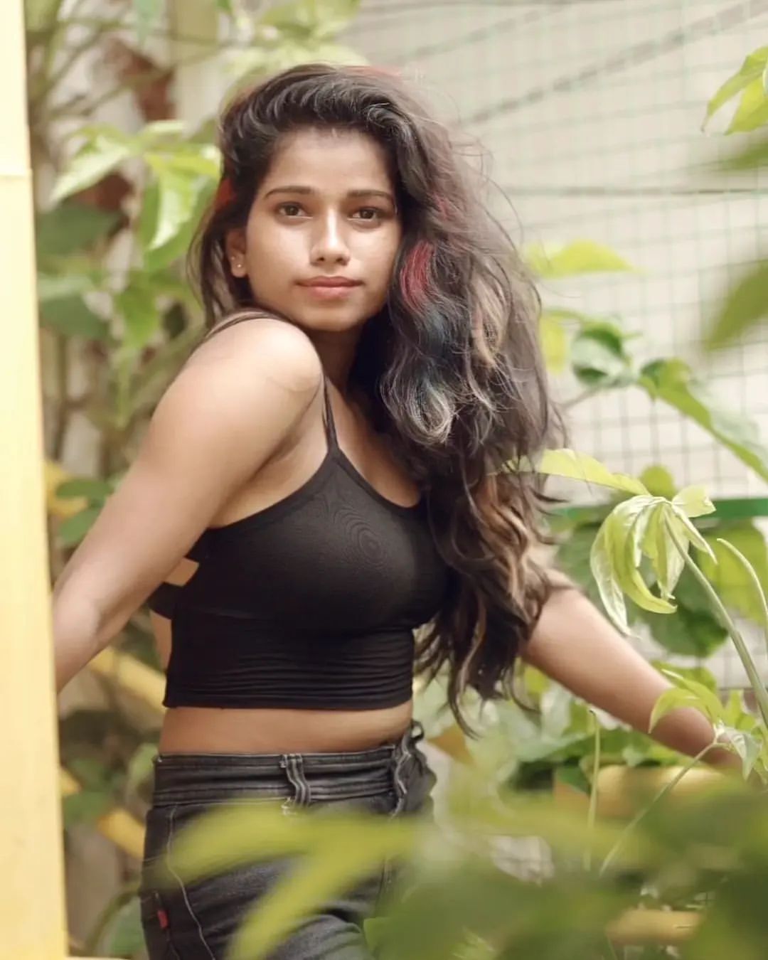 photos : ரெட் கவுனில் ஆளை மயக்கும் மாடல் அழகி ஜயா மேத்யூ.. வேற லெவல் ...