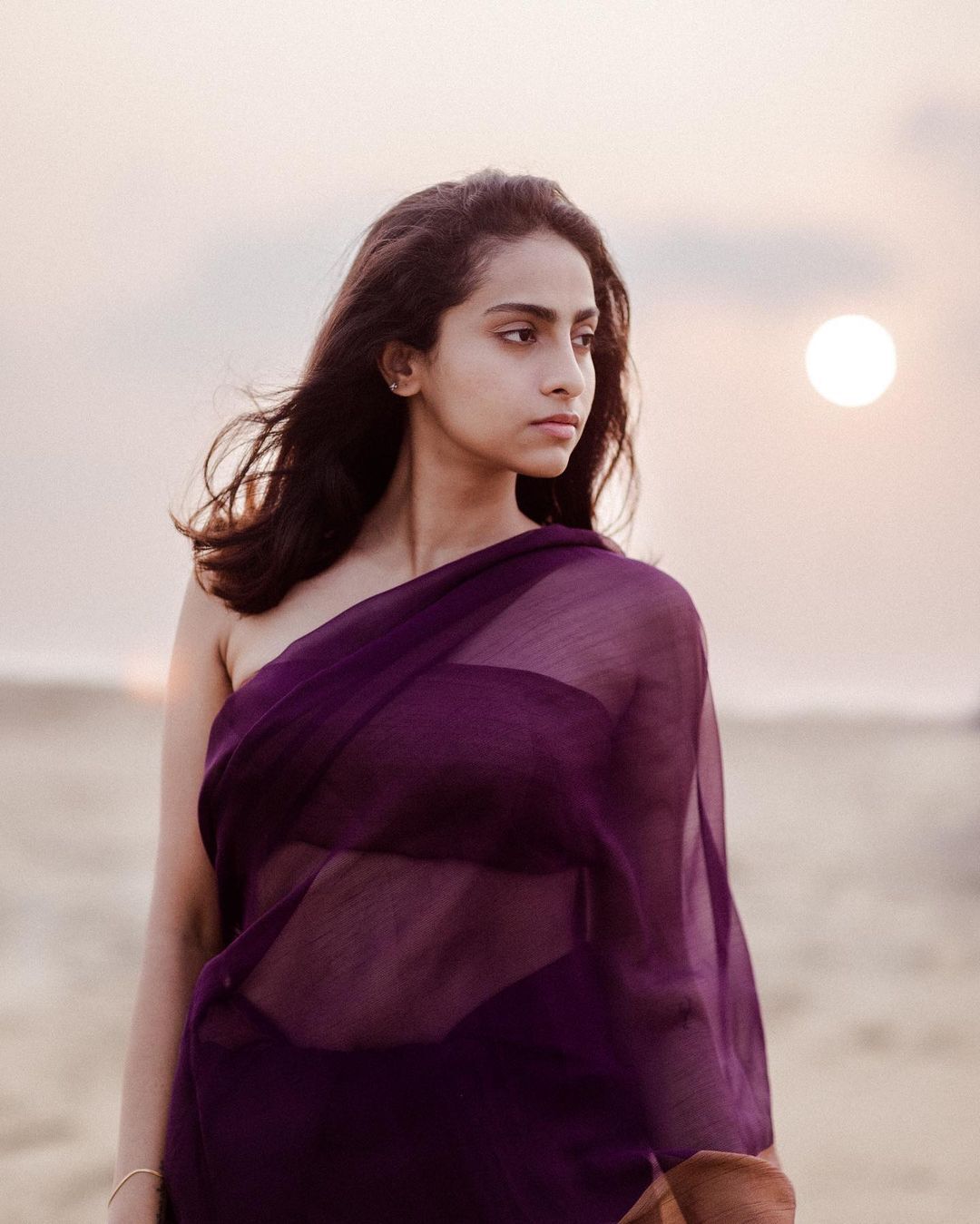 photos : அலைகளின் நடுவே ஆனந்தமாய் காற்று வாங்கும் அபிதா வெங்கட்.. கலக்கலான லேட்டஸ்ட் பிக்ஸ் ...