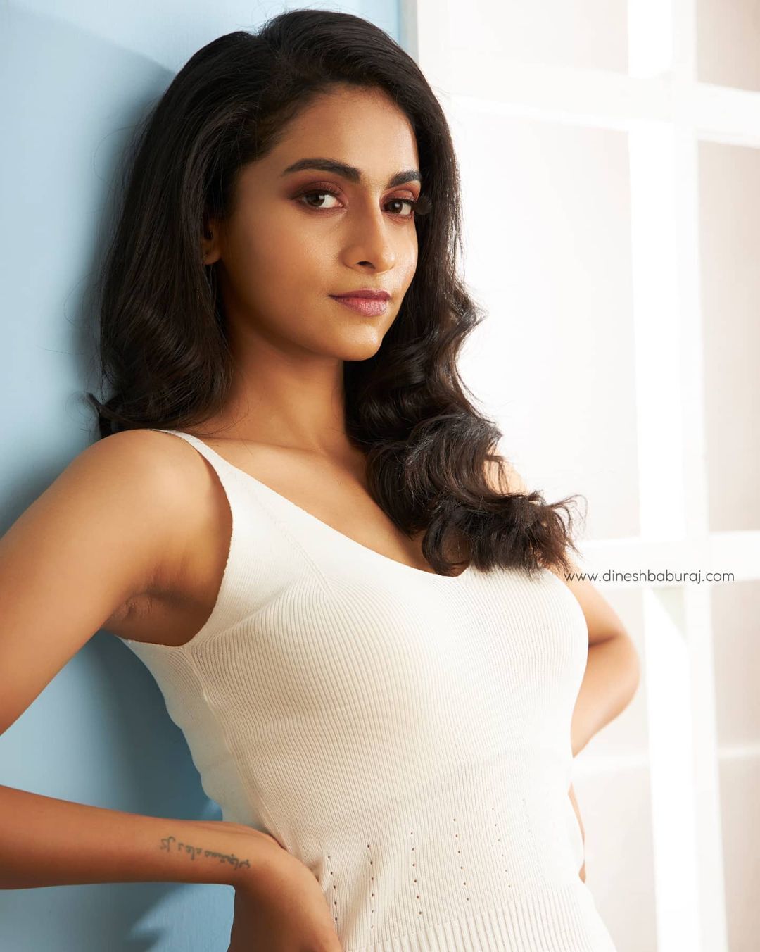 photos : அலைகளின் நடுவே ஆனந்தமாய் காற்று வாங்கும் அபிதா வெங்கட் ...