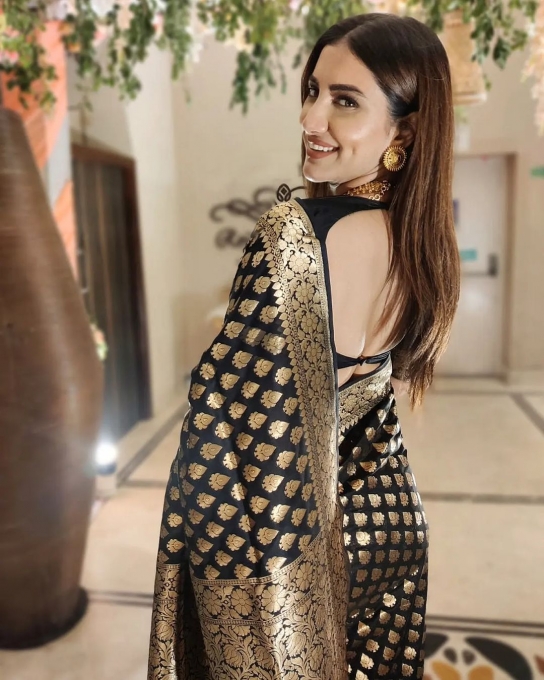 photos : ட்ரான்ஸ்பரண்ட் உடையில் டக்கர் போஸ் கொடுத்த ருக்மிணி மைத்ரா.. கிறங்கடிக்கும் நச் ...