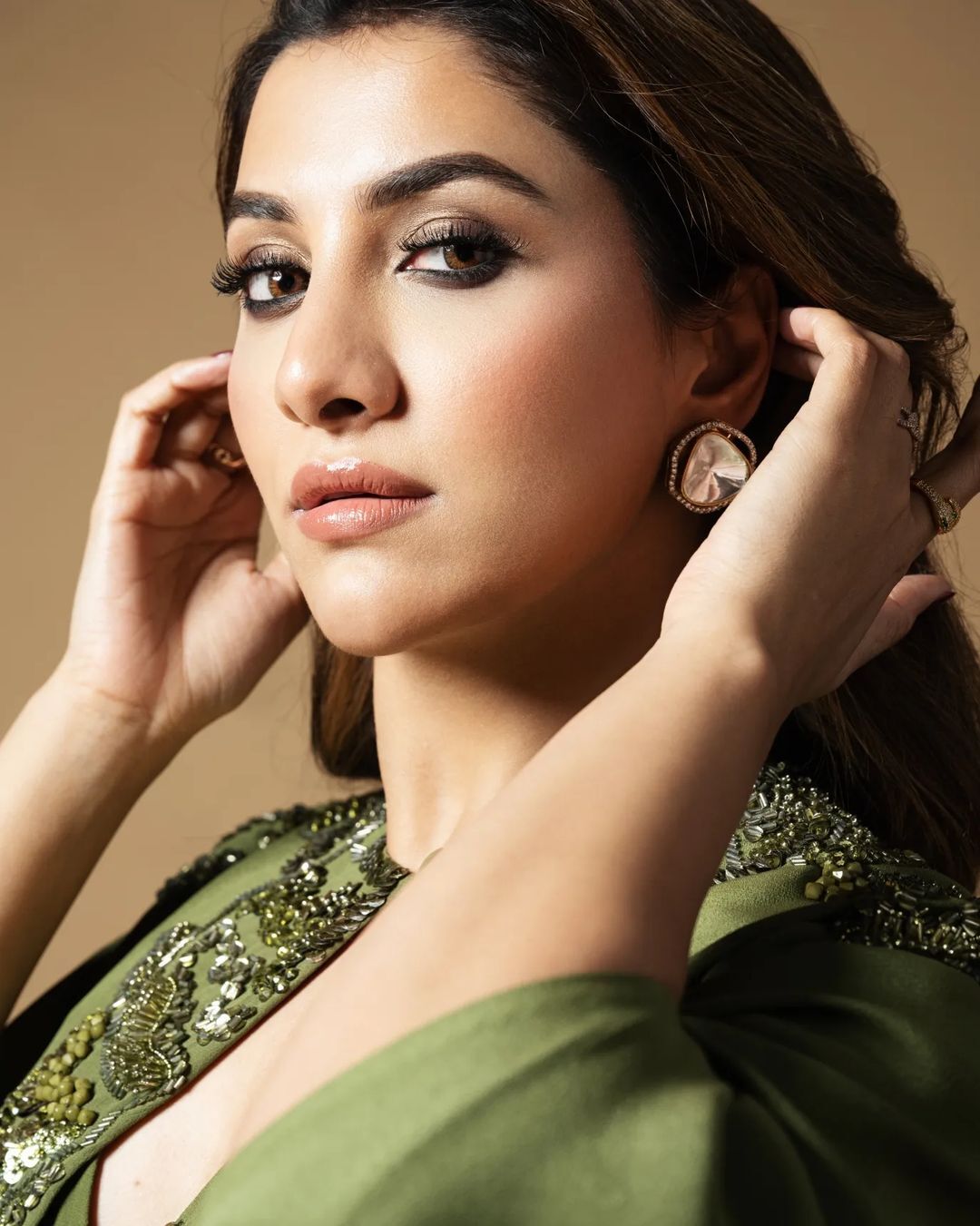 photos : ட்ரான்ஸ்பரண்ட் உடையில் டக்கர் போஸ் கொடுத்த ருக்மிணி மைத்ரா ...