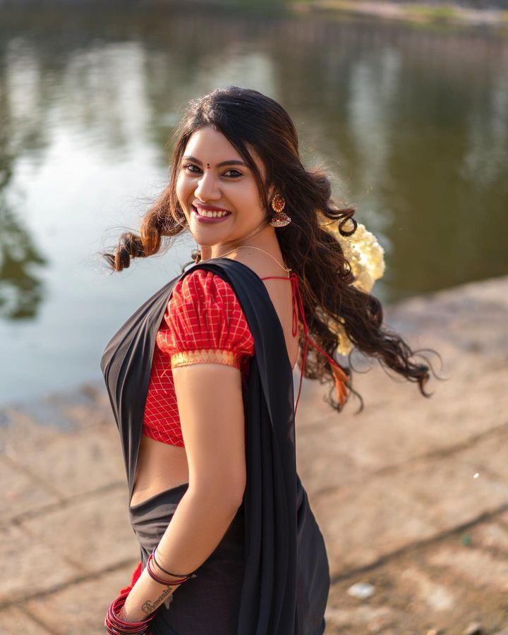 PHOTOS : பாவாடை தாவணியில் பார்த்த உருவமா.. ஏங்கவைக்கும் சீரியல் நடிகை ...