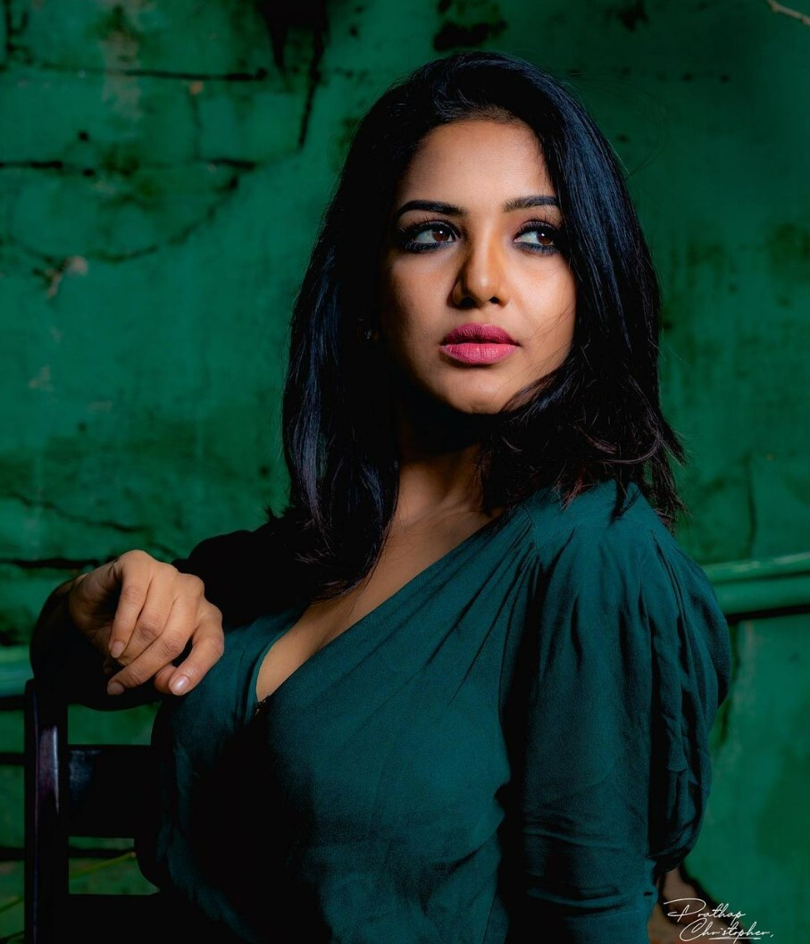 PHOTOS : சேலையில் செம அழகு.. பவானி ரெட்டியின் ஸ்டன்னிங் போட்டோஸ் இதோ ...