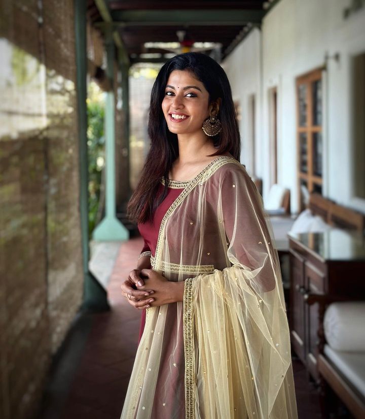 PHOTOS : அட நம்ம ரோஷ்னியா இது? சேலையில் சூப்பர் லுக்.. ரசிகர்களை ...