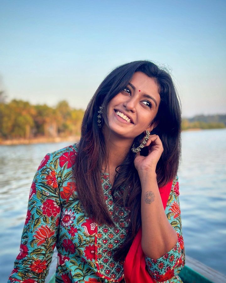 PHOTOS : அட நம்ம ரோஷ்னியா இது? சேலையில் சூப்பர் லுக்.. ரசிகர்களை ...