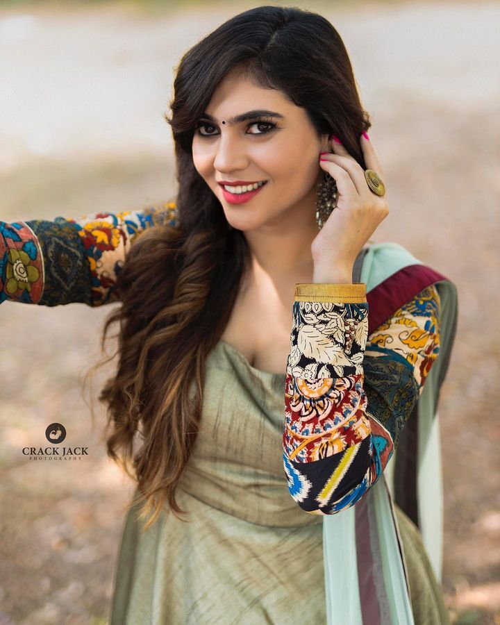 PHOTOS : ப்பா.. அந்த லுக் இருக்கே! சுடிதாரில் கலக்கும் குக் வித் கோமாளி ...