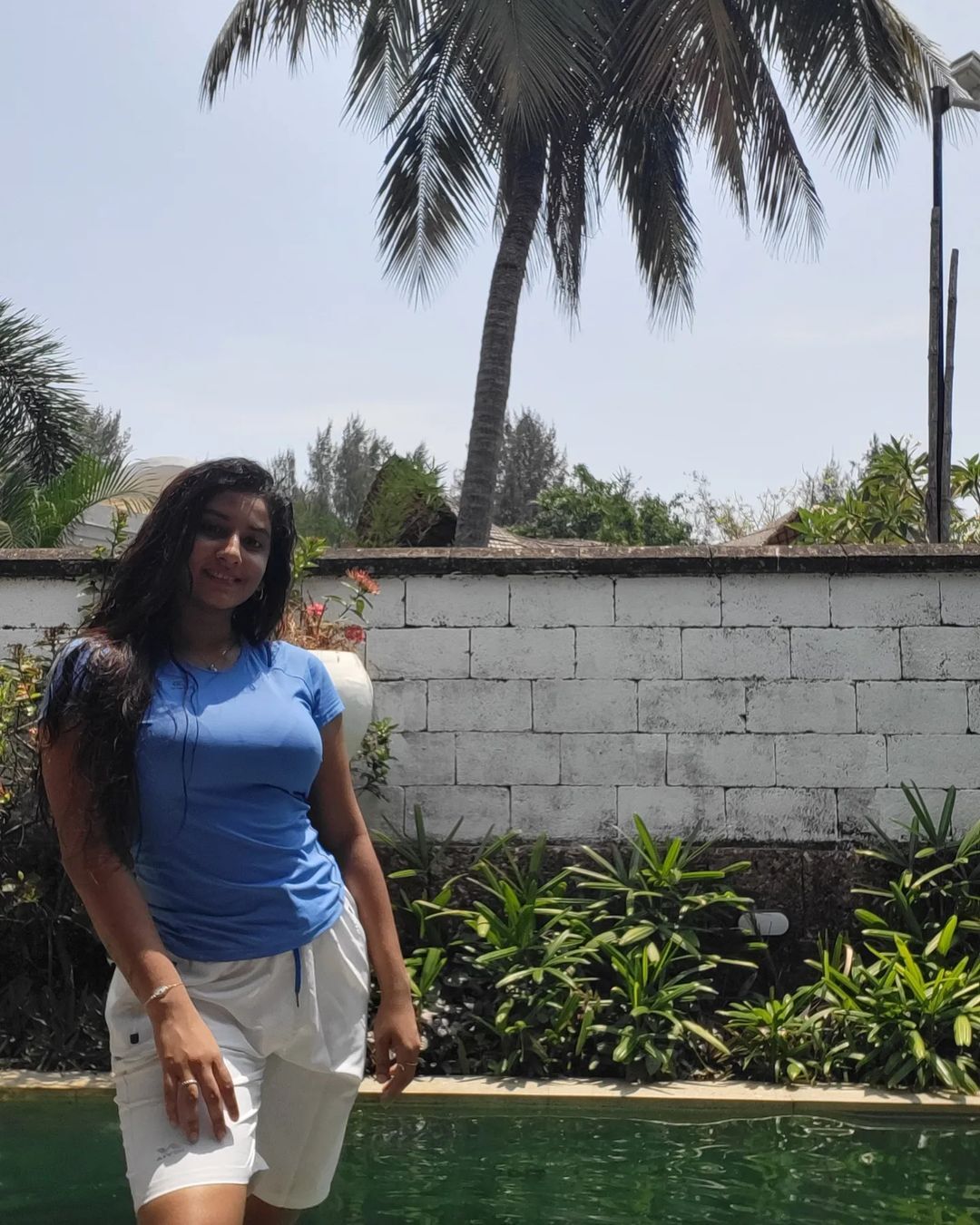 photos : டைட் டீ-ஷிர்டில் தெறிக்கவிடும் அழகில் விஷ்ணு பிரியா ...