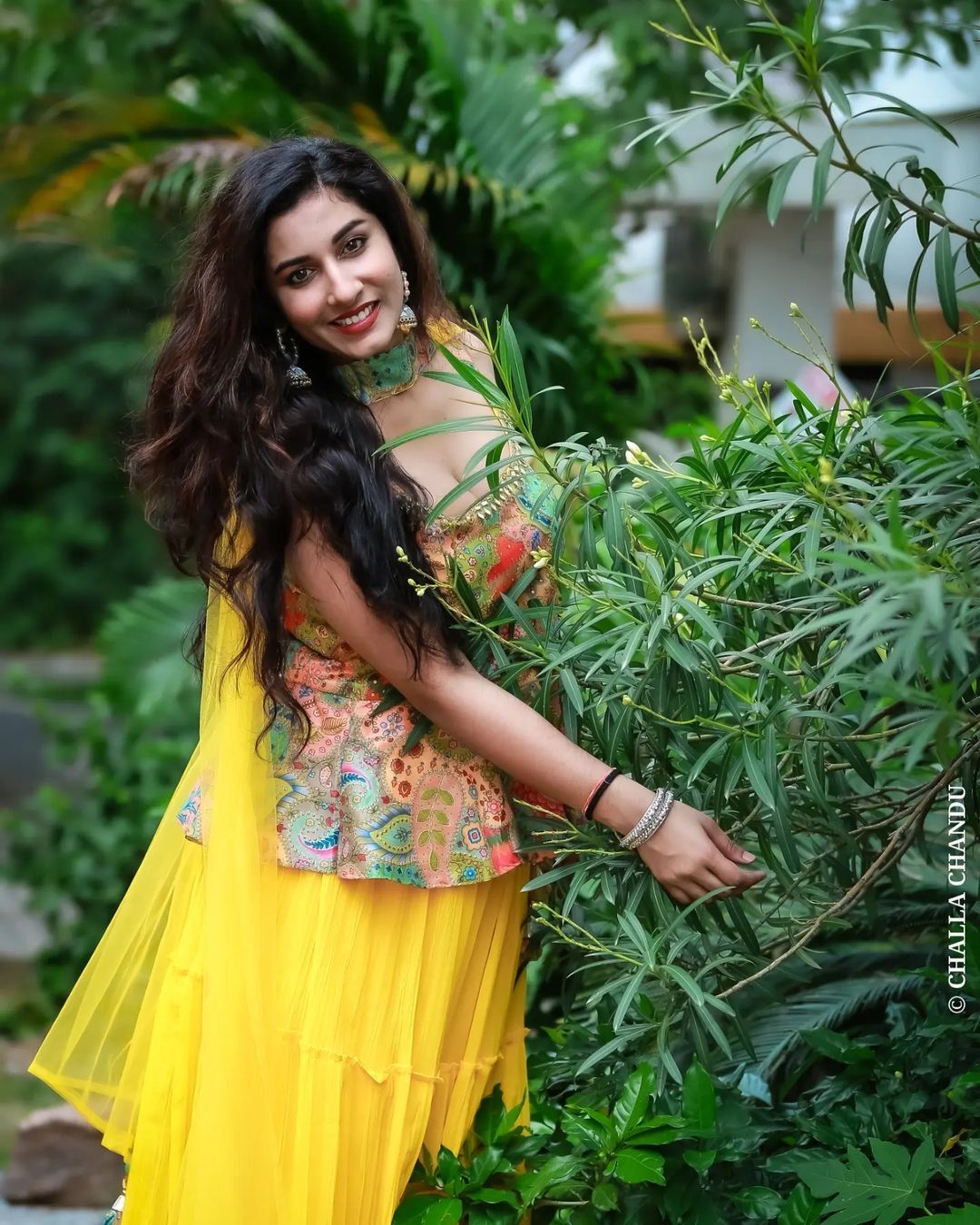 photos : டைட் டீ-ஷிர்டில் தெறிக்கவிடும் அழகில் விஷ்ணு பிரியா ...