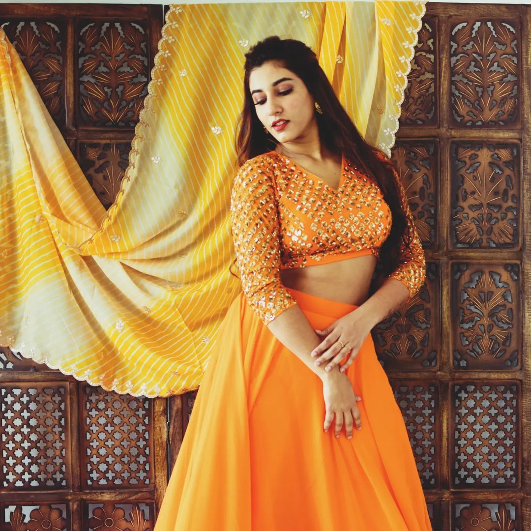 photos : டைட் டீ-ஷிர்டில் தெறிக்கவிடும் அழகில் விஷ்ணு பிரியா ...