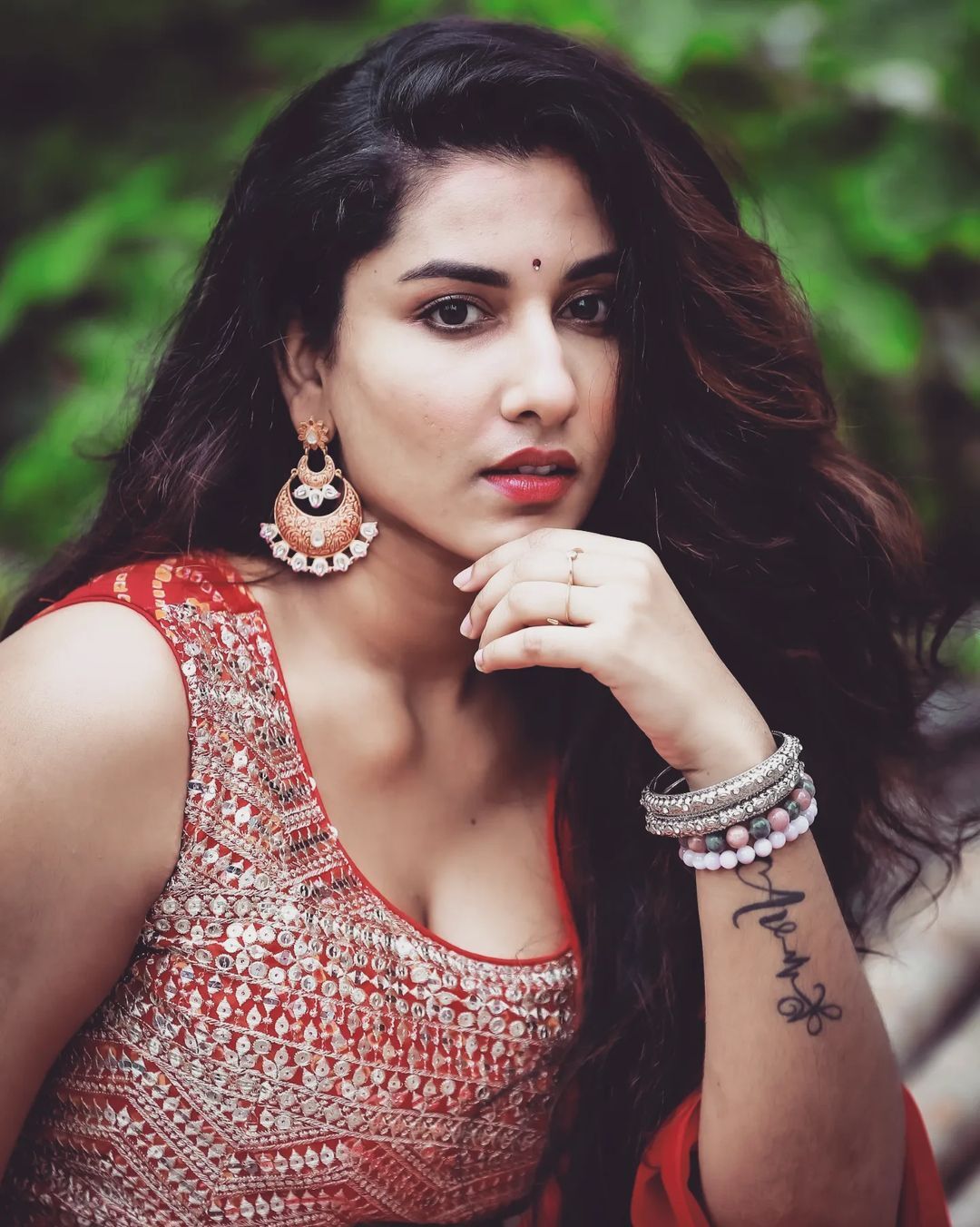 photos : டைட் டீ-ஷிர்டில் தெறிக்கவிடும் அழகில் விஷ்ணு பிரியா ...