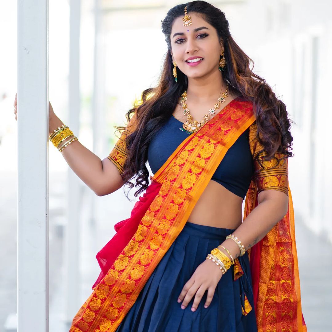 photos : டைட் டீ-ஷிர்டில் தெறிக்கவிடும் அழகில் விஷ்ணு பிரியா ...