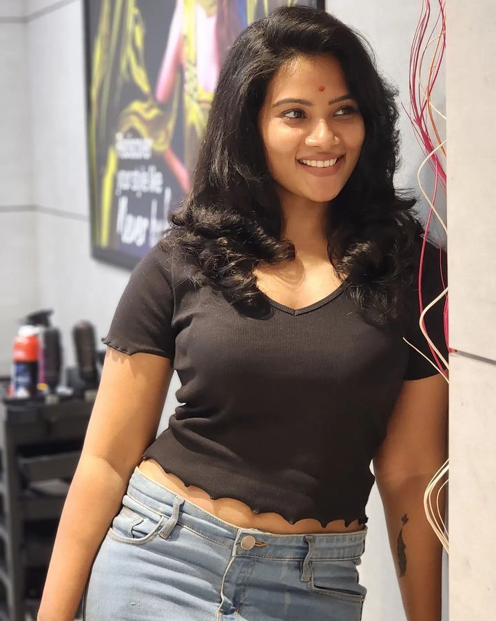 PHOTOS : ரம்யா பாண்டியனையே ஓவர் டேக் பண்ணிட்டாங்களே.. ஒரே போட்டோஷூட்டில் இணையத்தை ஸ்தம்பிக்க ...