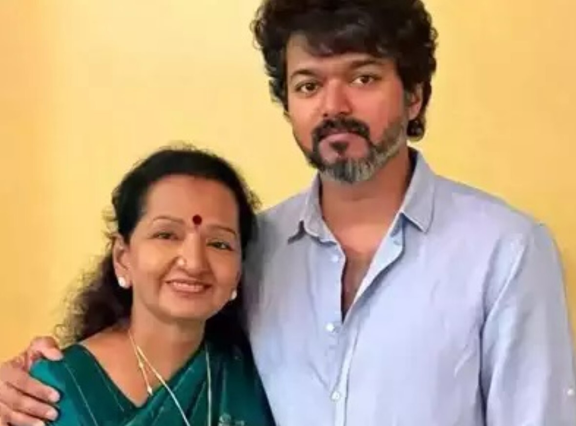 PHOTOS : பெற்றோரின் திருமண நாளில் அம்மாவுடன் விஜய்.. அப்பா எங்கப்பா ...