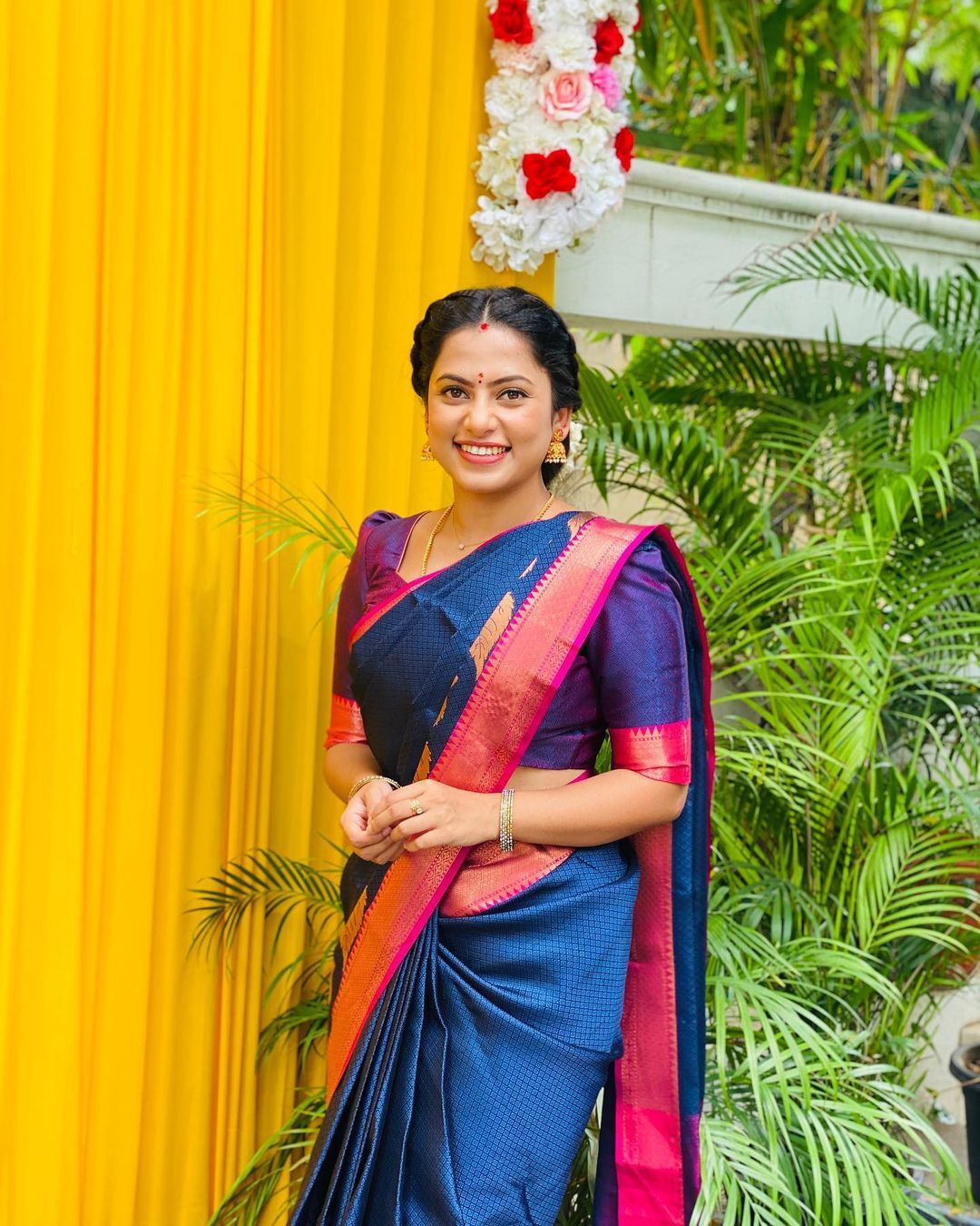 photos : எதிர்நீச்சல் சீரியல் நடிகை யாரை கொஞ்சுறாங்க பாத்தீங்களா ...