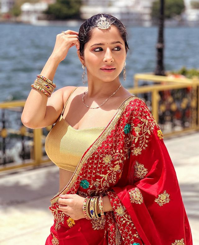 फोटोशूट के दौरान साड़ी का पल्लू गिराकर केट शर्मा ने फ्लॉन्ट किया डीपनेक ...