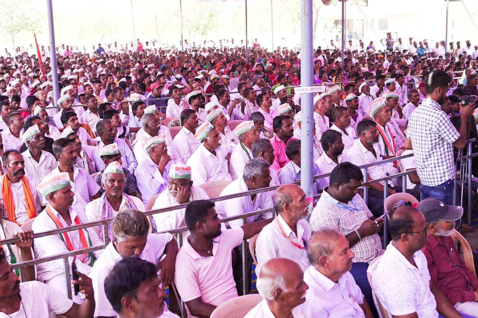 ಗೋಕಾಕ್‌ ಸಾಹುಕರ್‌ ವಿರುದ್ದ ಸವದಿ, ಸಿದ್ದರಾಮಯ್ಯ ಪ್ರಚಾರ. ಇಲ್ಲಿದೆ ನೋಡಿ ...