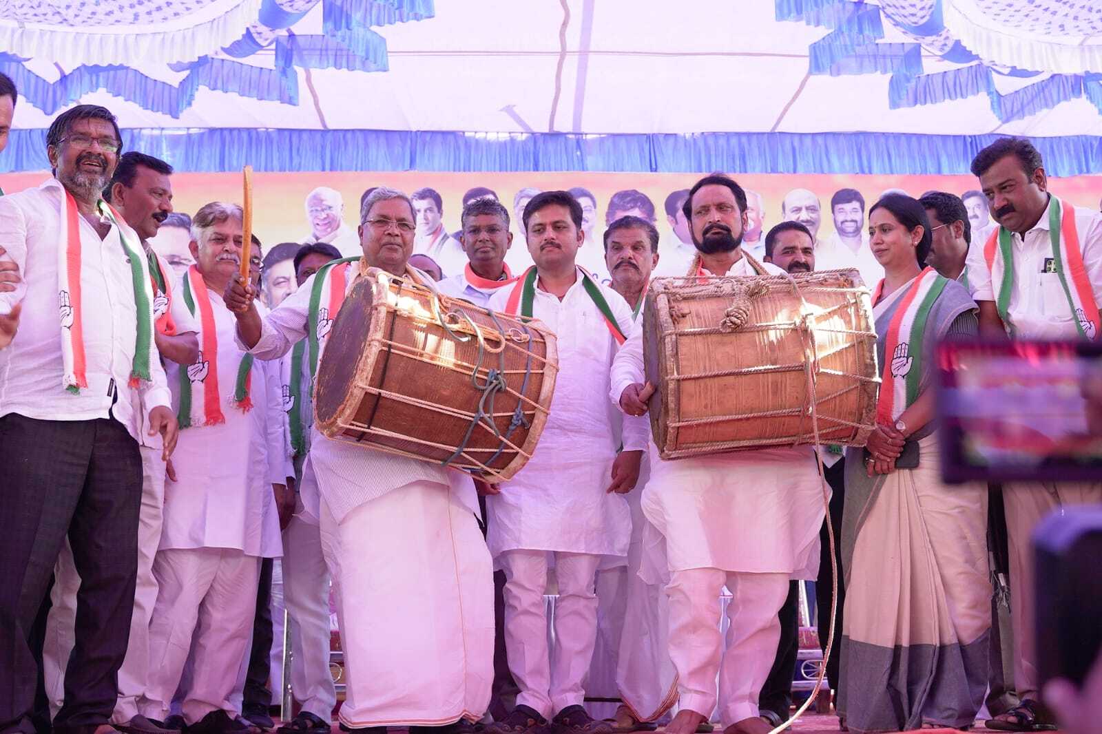 ಗೋಕಾಕ್‌ ಸಾಹುಕರ್‌ ವಿರುದ್ದ ಸವದಿ, ಸಿದ್ದರಾಮಯ್ಯ ಪ್ರಚಾರ. ಇಲ್ಲಿದೆ ನೋಡಿ ...