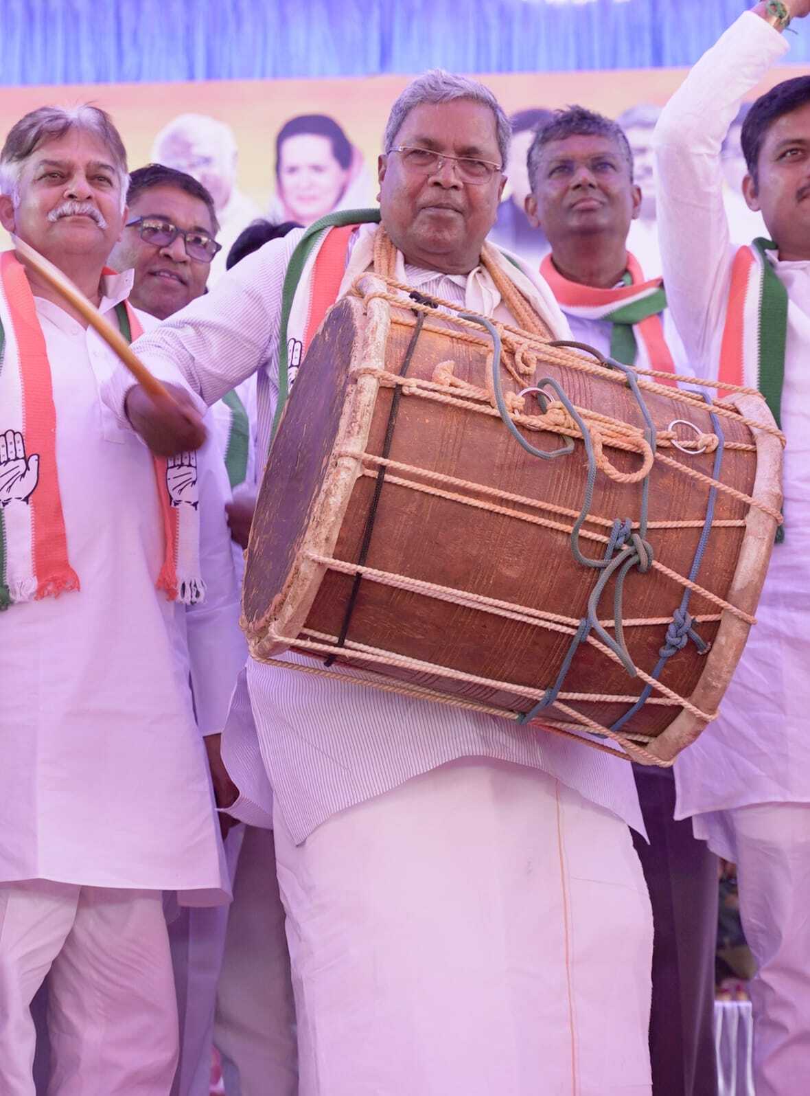 ಗೋಕಾಕ್‌ ಸಾಹುಕರ್‌ ವಿರುದ್ದ ಸವದಿ, ಸಿದ್ದರಾಮಯ್ಯ ಪ್ರಚಾರ. ಇಲ್ಲಿದೆ ನೋಡಿ ...