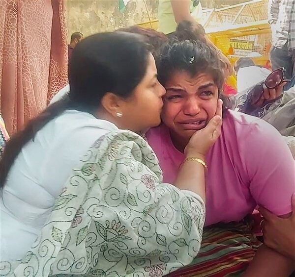 Wrestlers Bajrang Punia And Vinesh Phogat During Their Protest At ...