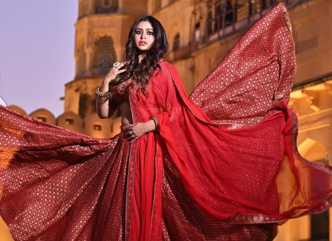 সাদা কালো পোশাকে যৌবন উপচে পড়ছে ঋতাভরীর, হটকেকের মতো ভাইরাল ছবি ...