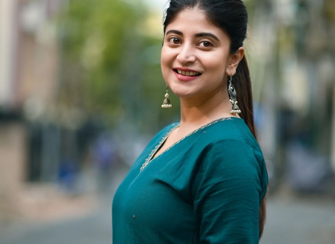 শাড়িতে লাস্যময়ী সন্দীপ্তা, হালকা মেকআপেও অনুগামীদের অবাক করছেন ...
