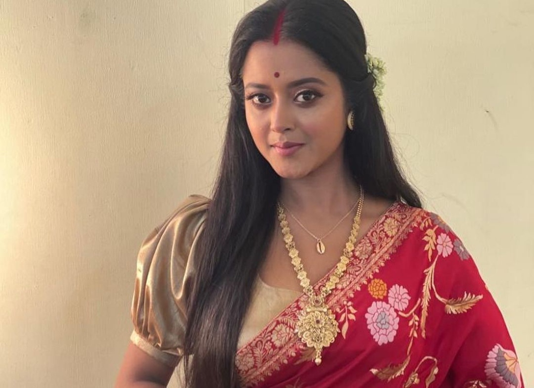 লাল শাড়িতে লাস্যময়ী শ্রুতি, মায়াবী দৃষ্টিতে কার দিকে তাকিয়ে টেলি অভিনেত্রী? | Televison ...