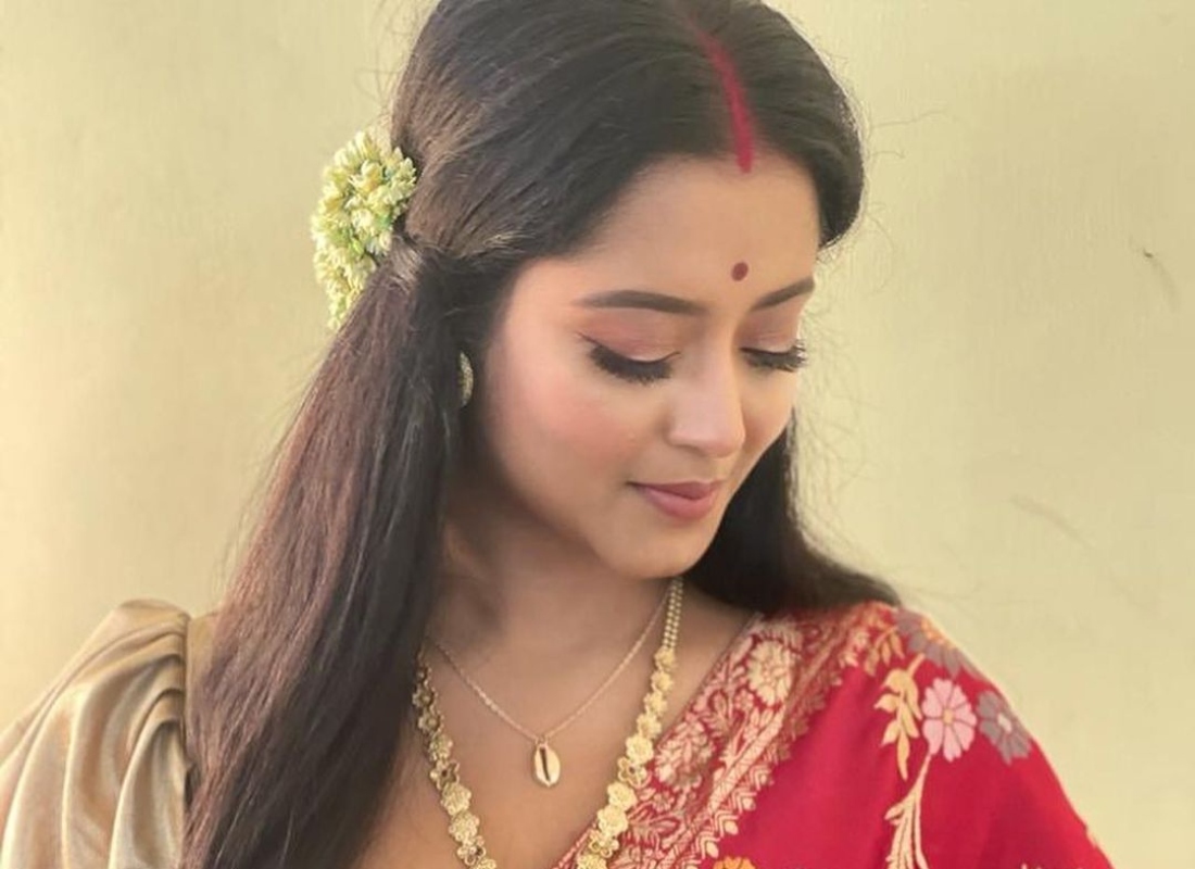 লাল শাড়িতে লাস্যময়ী শ্রুতি, মায়াবী দৃষ্টিতে কার দিকে তাকিয়ে টেলি অভিনেত্রী? | Televison ...