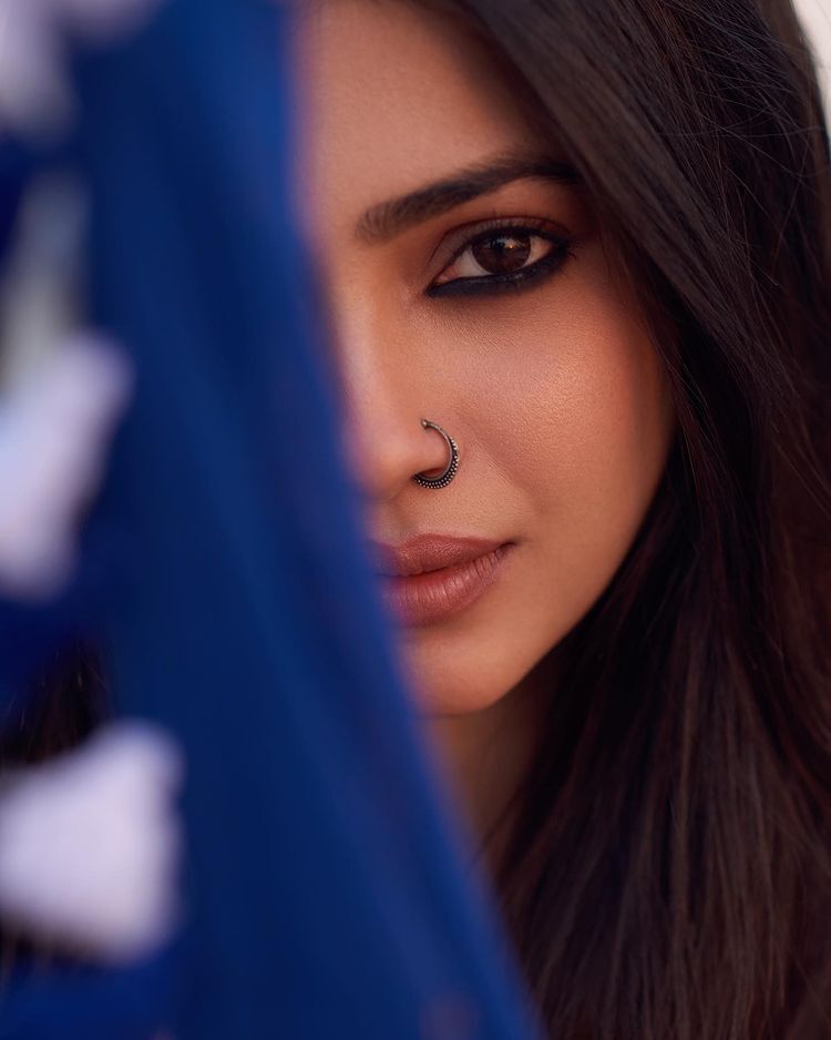 নীল শাড়ির সঙ্গে হালকা মেকআপ, নিজেকে সুন্দর করে তুলেছেন জেসমিন ...