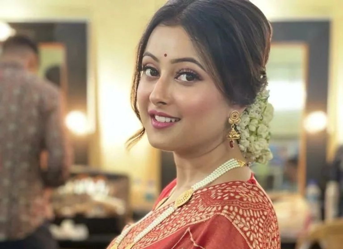 ডিপ আকাশি রঙের পোশাকে সুন্দরী পল্লবী, ছবি দেখলে চমকে যাবেন আপনিও ...