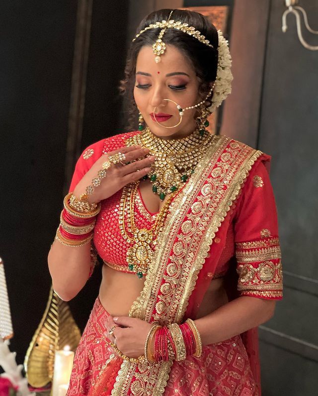 रेड लहंगा पहने दुल्हन बनीं मोनलिसा, दिलकश अदाओं पर दिल हार गए फैंस ...