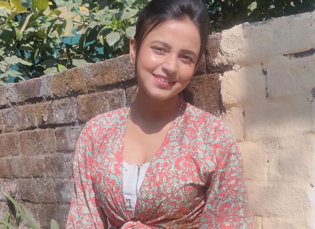 লাল লেহেঙ্গায় মিষ্টি লাগছে অন্বেষাকে, মায়াবী হাসি দেখেই মন ভুলছে ...