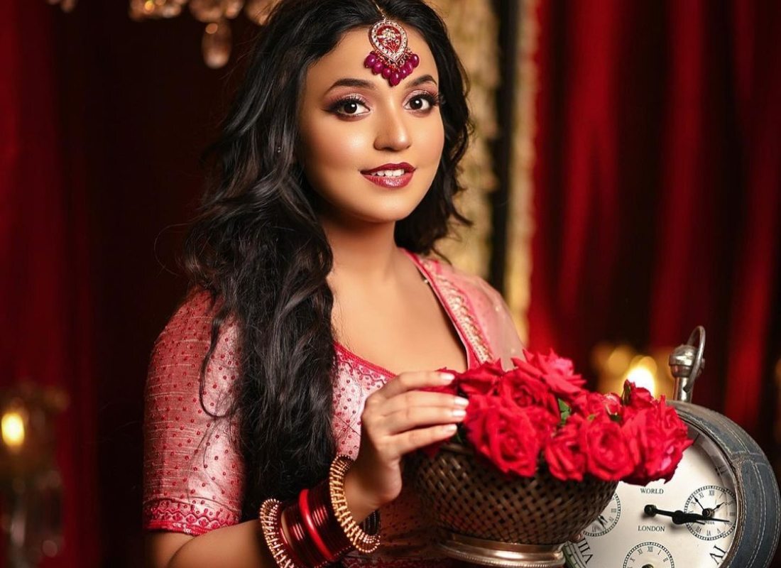 লাল লেহেঙ্গায় মিষ্টি লাগছে অন্বেষাকে, মায়াবী হাসি দেখেই মন ভুলছে ...