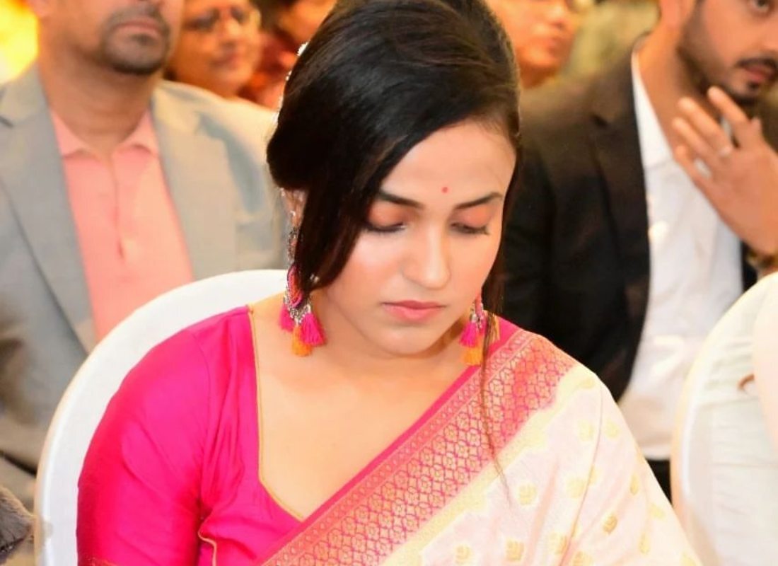 লাল লেহেঙ্গায় মিষ্টি লাগছে অন্বেষাকে, মায়াবী হাসি দেখেই মন ভুলছে ...