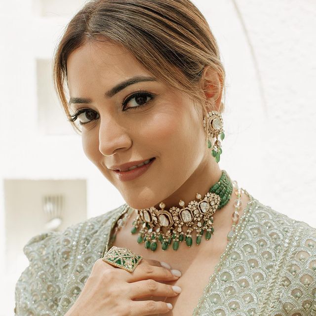 కవ్వించే అందాలతో కుర్రకారుకు మైకం తెప్పిస్తున్న నిషా అగర్వాల్ | Actress ...