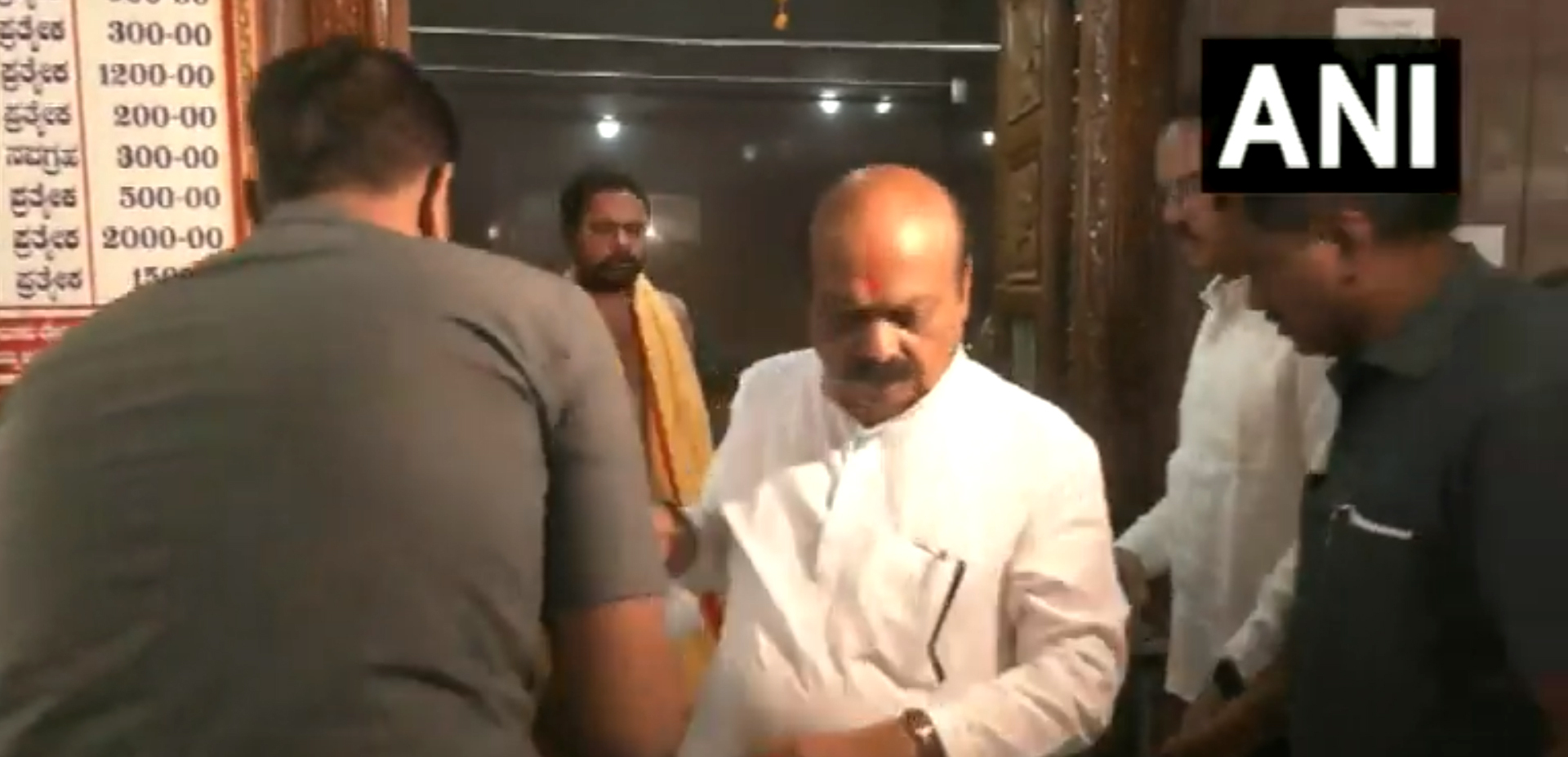 ಕರ್ನಾಟಕ ಚುನಾವಣೆ: ಹನುಮಾನ್ ದೇವಾಲಯದಲ್ಲಿ ಪ್ರಾರ್ಥನೆ ಸಲ್ಲಿಸಿದ ಸಿಎಂ ಬೊಮ್ಮಾಯಿ | Basavaraj Bommai offers ...