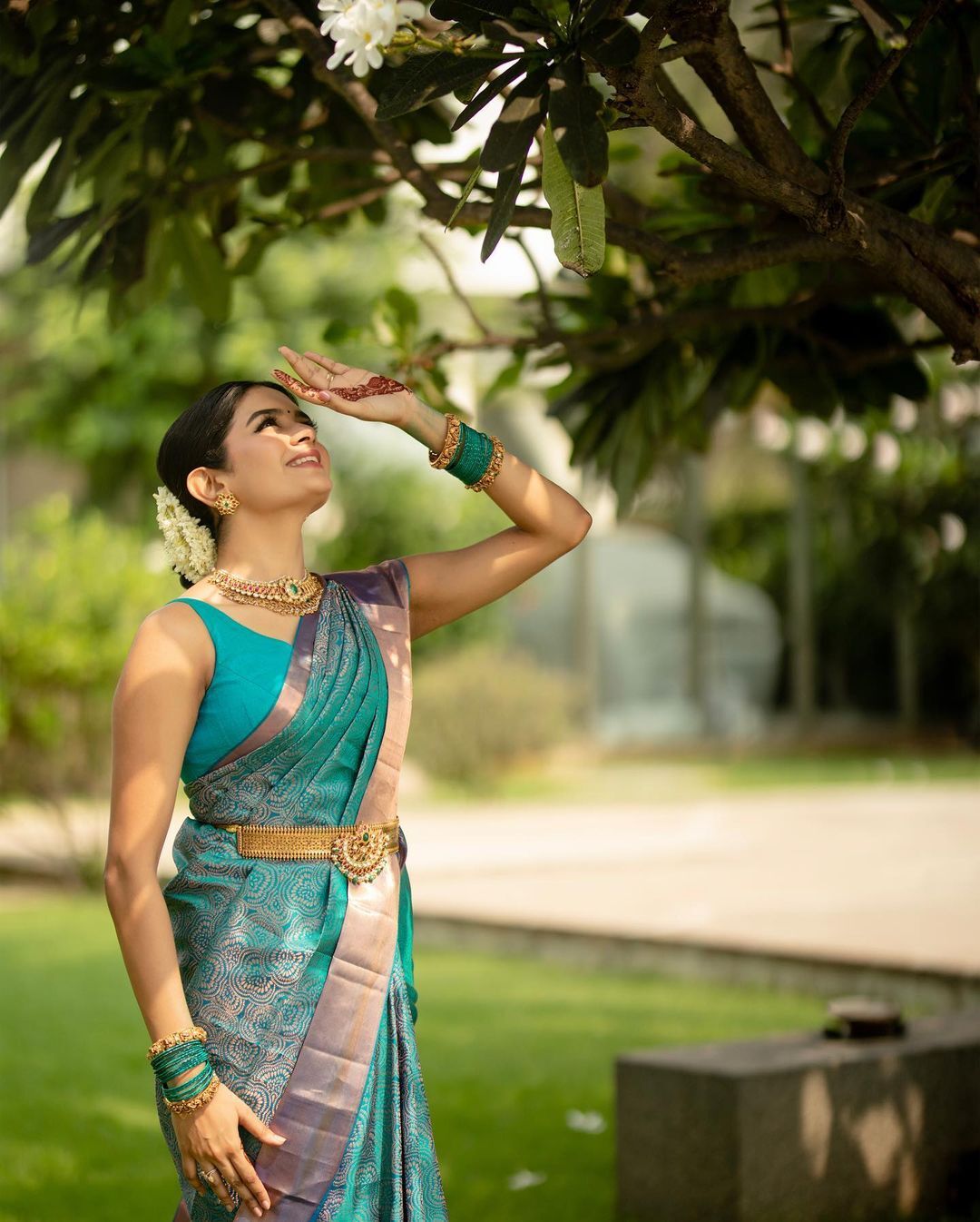 కవ్వించే అందాలతో కుర్రకారు హృదయాలను కొల్లగొట్టేస్తున్న అదితి శంకర్ ...