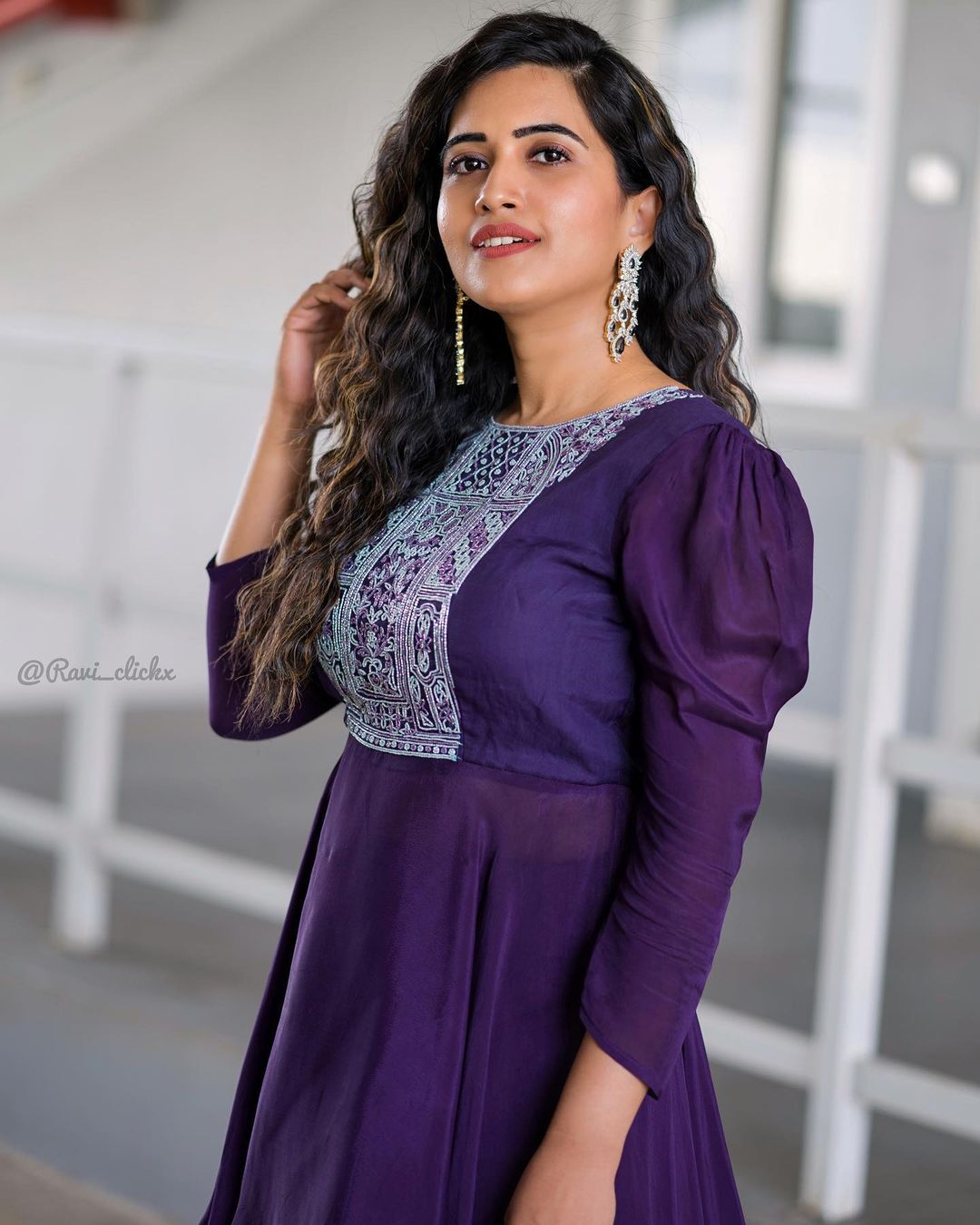 క్యూట్ అందాలతో కాక పుట్టిస్తున్న స్రవంతి చొక్కారపు | Anchor Sravanthi ...