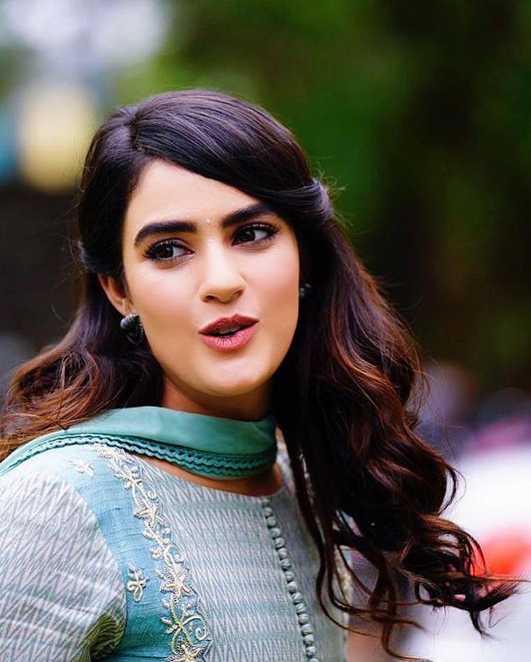 కుర్రకారు గుండెల్లో కాక పుట్టిస్తున్న కావ్య థాపర్. | Actress Kavya Thapar stunning beauty show ...