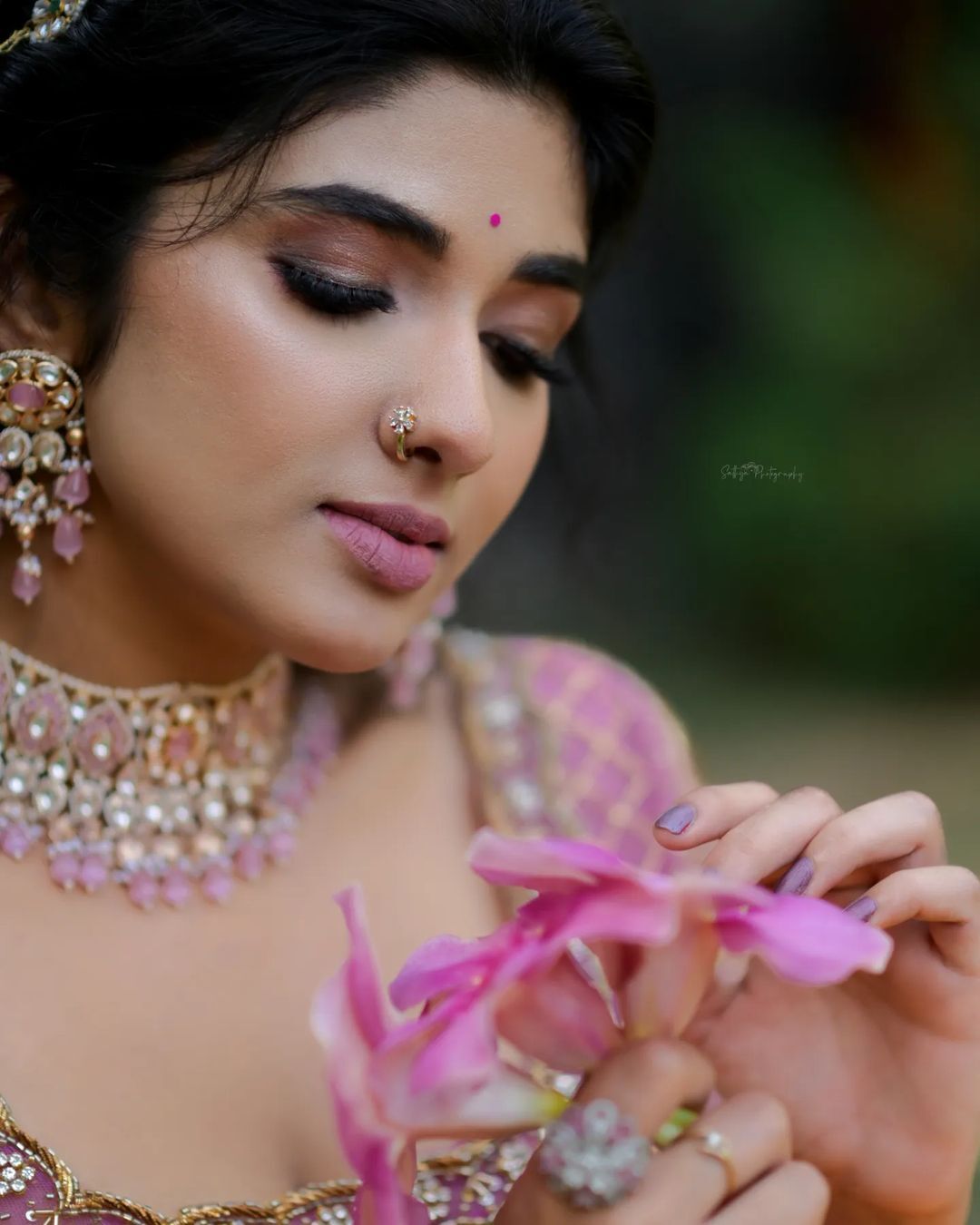 కవ్వించే అందాలతో కుర్రకారును ముగ్గులోకి దించేస్తున్న ప్రజ్ఞా నగ్రా ...