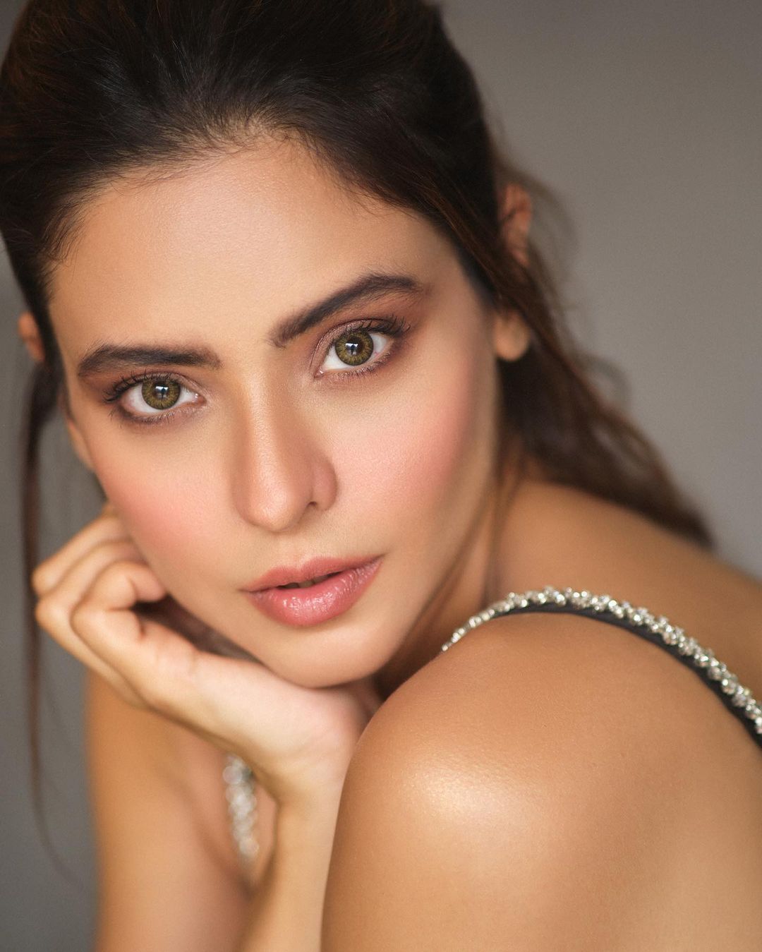 మత్తెక్కించే అందాలతో మైమరిపిస్తున్న ఆమ్నా షరీఫ్ | Actress Aamna Sharif ...