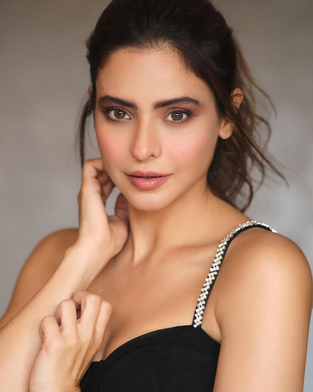 మత్తెక్కించే అందాలతో మైమరిపిస్తున్న ఆమ్నా షరీఫ్ | Actress Aamna Sharif ...