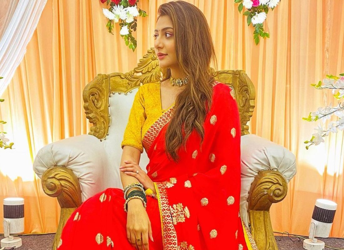 স্কুটির ওপর বসে আনমোনা হয়ে রয়েছেন স্বীকৃতি, কার কথা ভাবছেন অভিনেত্রী ...